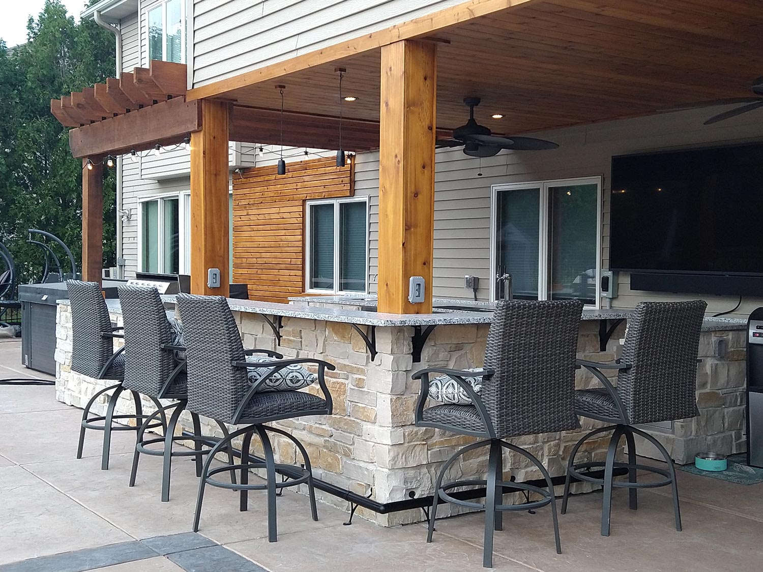Custom Outdoor Kitchen: Create Your Outdoor Oasis
